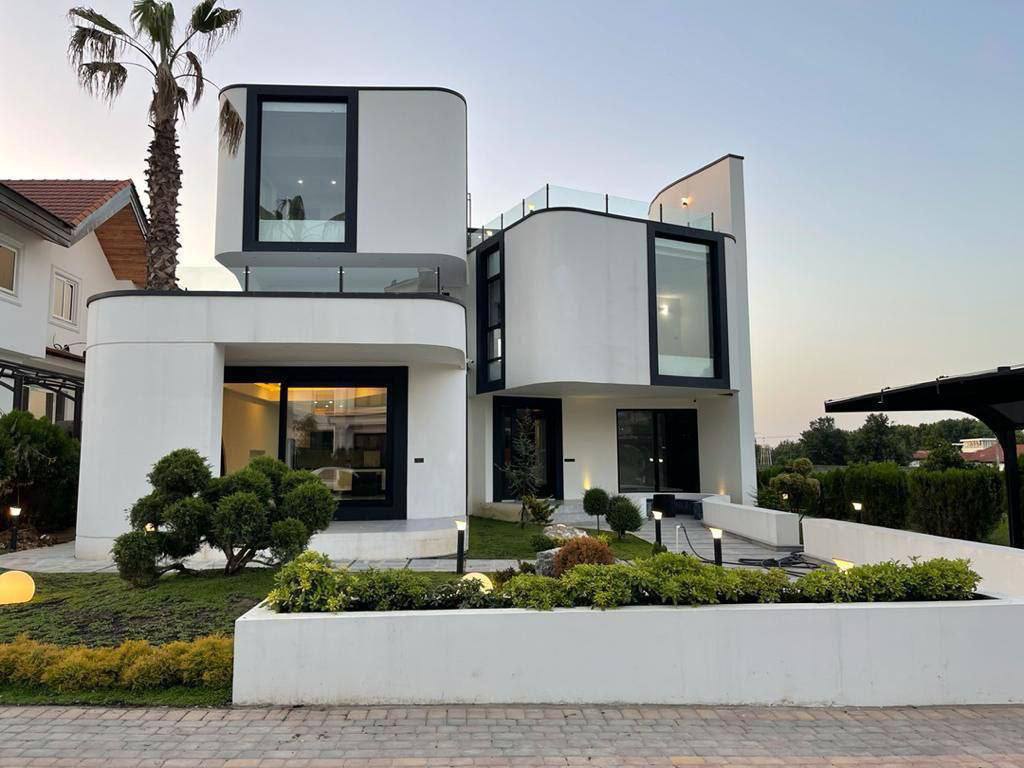 فروش ويلا 623 متری تاپ لوكيشن شمال - املاک موسوی